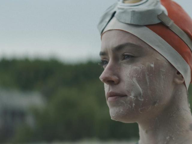 Lány a hullámok hátán